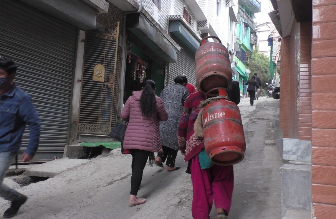 PORTERAGE AND PUBLIC SPACE: THE WOMEN BHARIYAS OF DARJEELING BAZAAR ...
