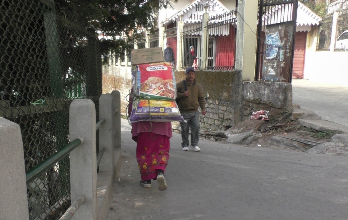 PORTERAGE AND PUBLIC SPACE: THE WOMEN BHARIYAS OF DARJEELING BAZAAR ...