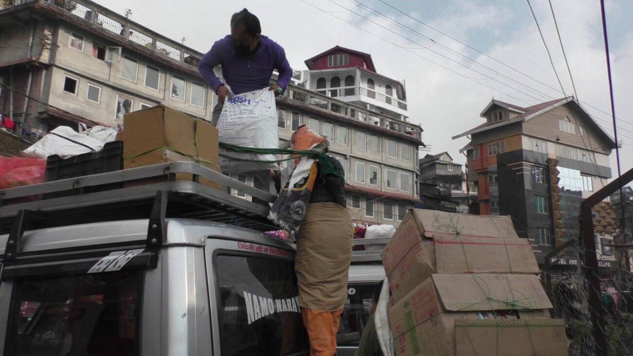 PORTERAGE AND PUBLIC SPACE: THE WOMEN BHARIYAS OF DARJEELING BAZAAR ...